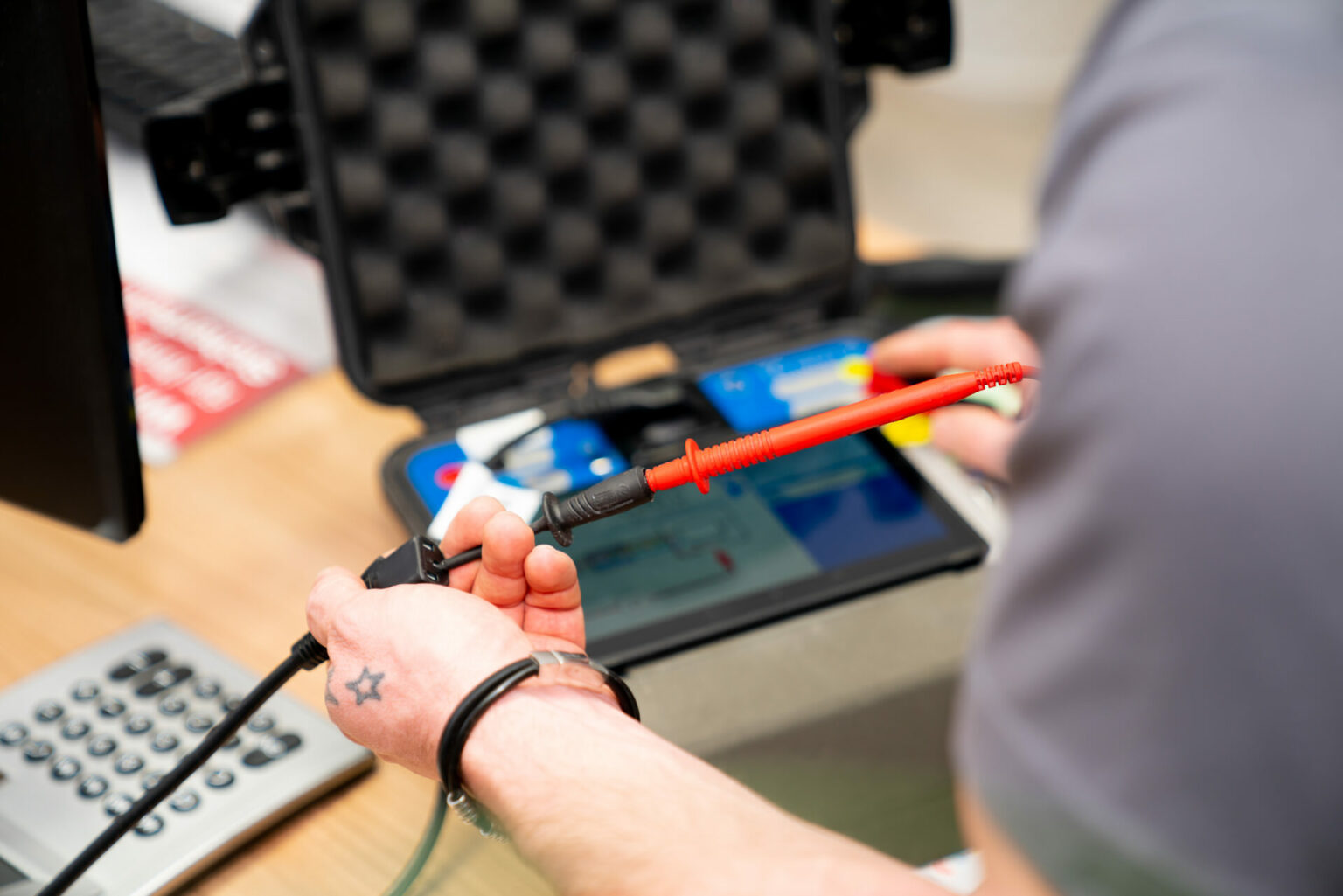 So führen Sie Messungen nach VDE 0100 richtig durch: Eine Schritt-für ...